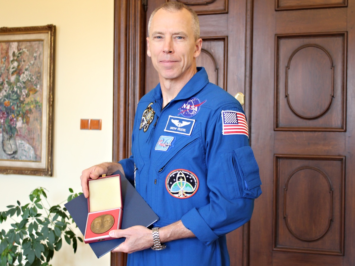 Astronaut Andrew Feustel dnes na UP: medaile, besedy a plyšový ...